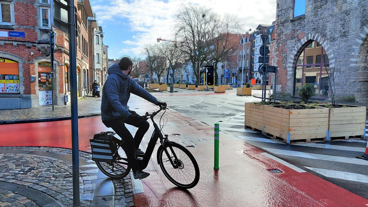 Stad plaatst paaltje midden op kruispunt van twee fietspaden: “Om te voorkomen dat auto’s via ...